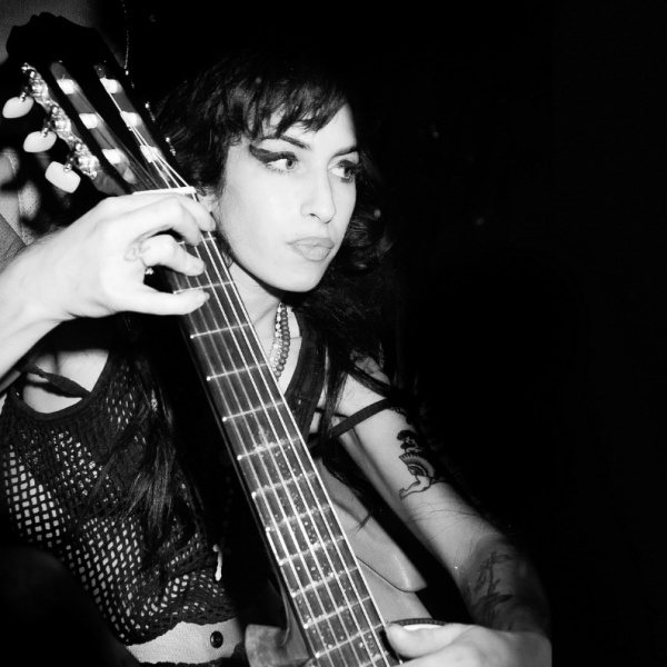 Amy Winehouse: la chitarra rappresenta la musica che è dentro di me ...