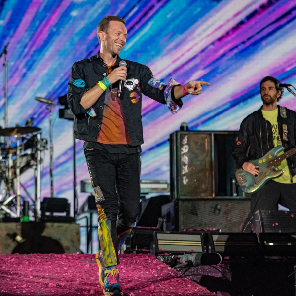 Il leader dei Coldplay si occuperà del primo halftime show FIFA di ...
