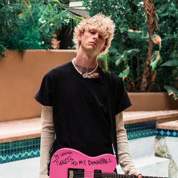 Machine Gun Kelly caduto dal palco del SNL - Radiofreccia