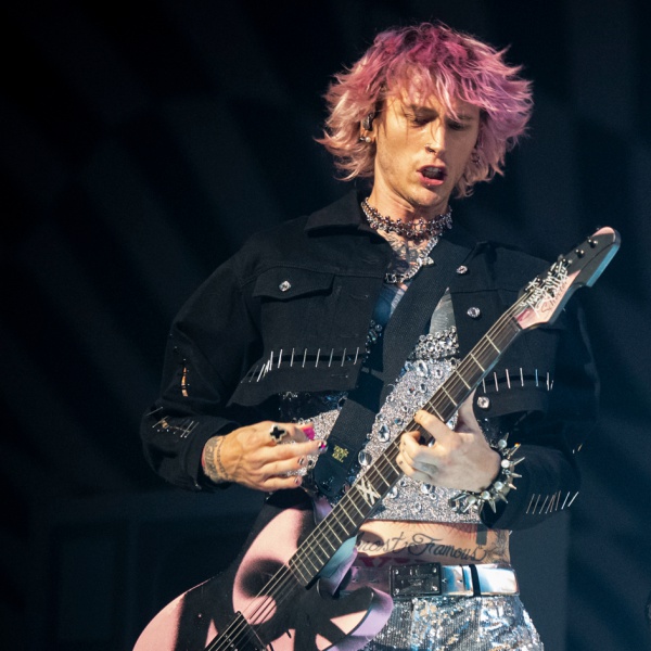 Machine Gun Kelly esaudisce la richiesta di un fan e lo prende a pugni ...